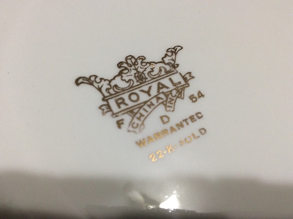 ROYAL CHINA VINTAGE FLOWERED 22 K Gold 6 SMALL DINNER PLATES PRETTY royal-china-vintage-flowered-22-k-gold-6-small-dinner-plates-pretty