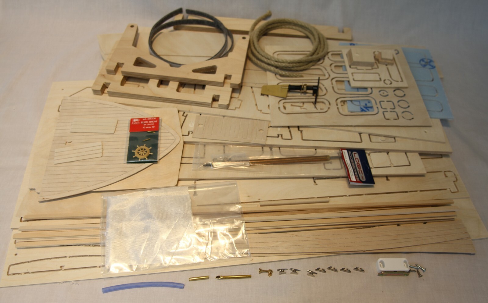 Kestral Vintage Style Cabin Cruiser Radio Control model boat kit with ...