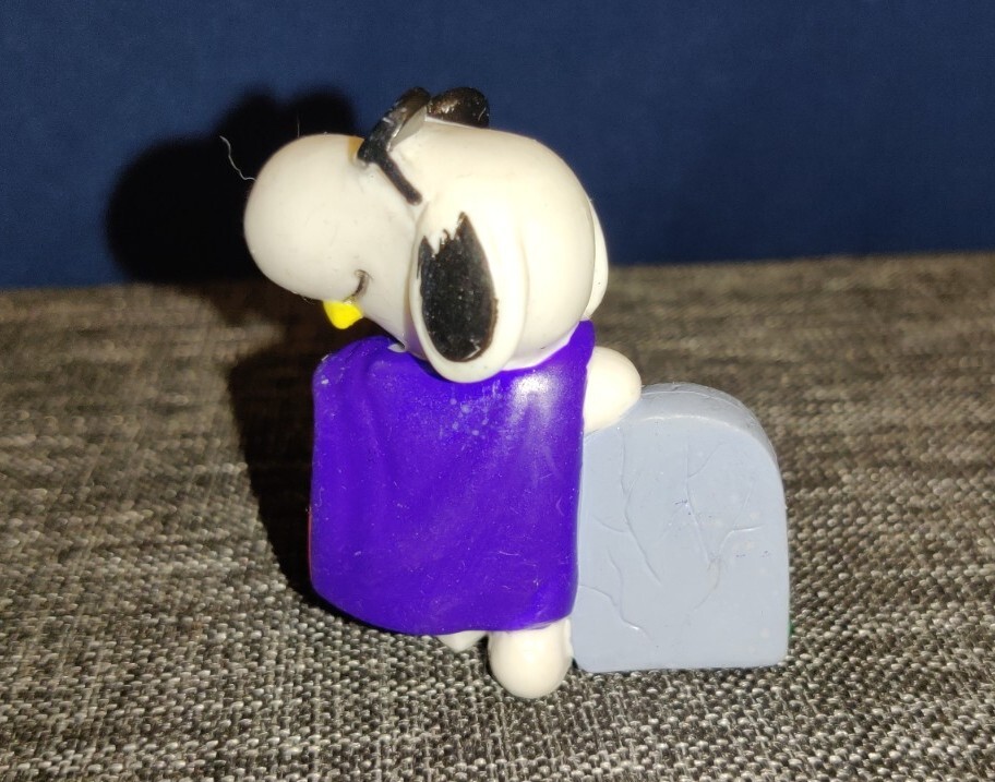 Vintage Peanuts Snoopy PVC Figurine Happy Halloween Joe Cool Vampire ...