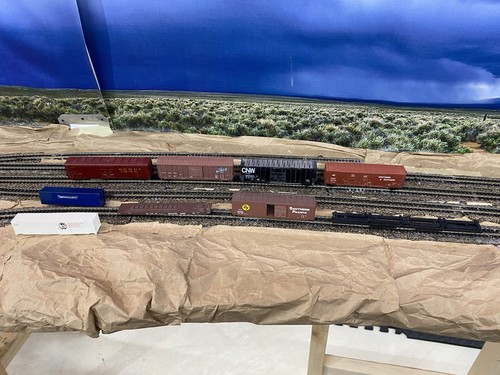 Various N Scale Cars (5 Boxcars + 2 Flat Car + 2 Containers) + signals ...