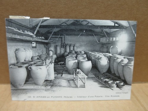 SAINT AMAND EN PUISAYE (58) intérieur d'une poterie de Puisaye anseuse ...