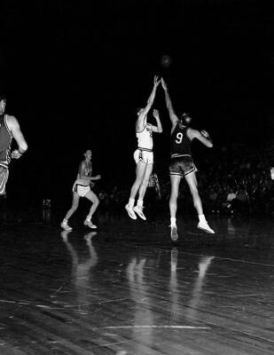 Lee Shaffer Of The Syracuse Nationals Shoots 1960S Old Basketball Photo ...