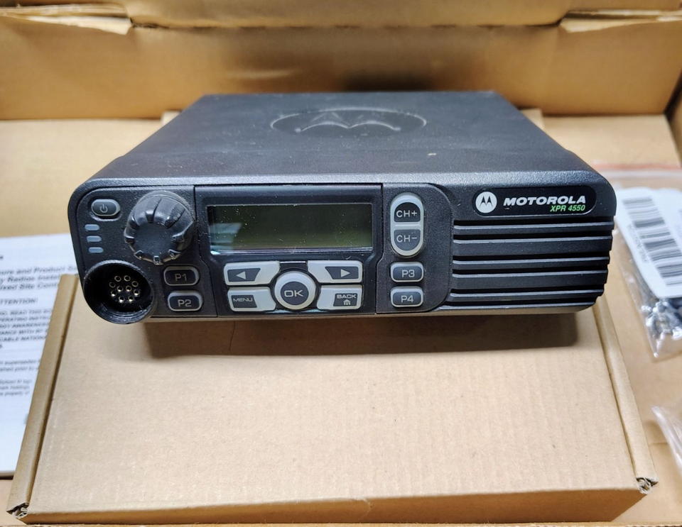 NEW w Box Motorola XPR 4550 AAM27JQH9LA1AN VHF 136-174 Mhz 160 Ch w Mic ...