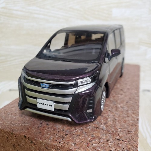 1/30 Noah 80 Series Color Sample Mini Car 3R9 Bordeaux Mica Metallic ...