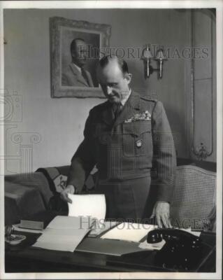 1952 Press Photo General Alfred Gruenther and Portrait by Dwight ...