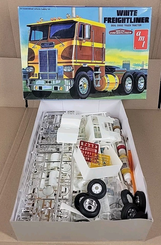 AMT 620 White Freightliner Dual Drive Truck Tractor 1/25 Scale READ ...