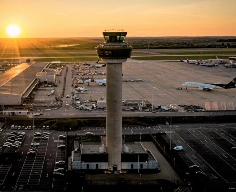 Airport ATC Air Traffic Control Tower Diorama Model 1:400 Scale White ...