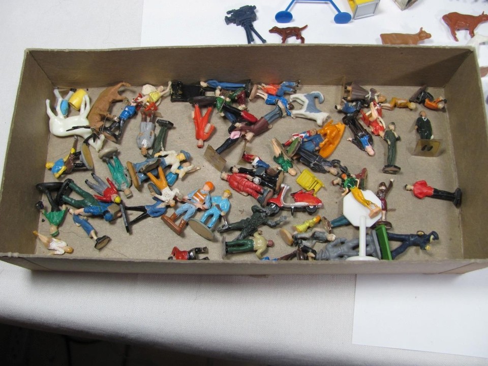 HO SCALE BIG LOT OF FIGURES ANIMALS CITY DETAILS PHONE BOOTHS SCOOTERS ...