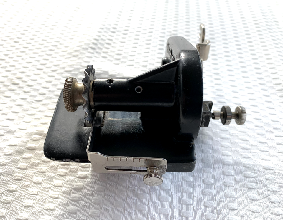 Singer Ball Bearing Pinking Attachment 121021 Crinkle Coat For ...