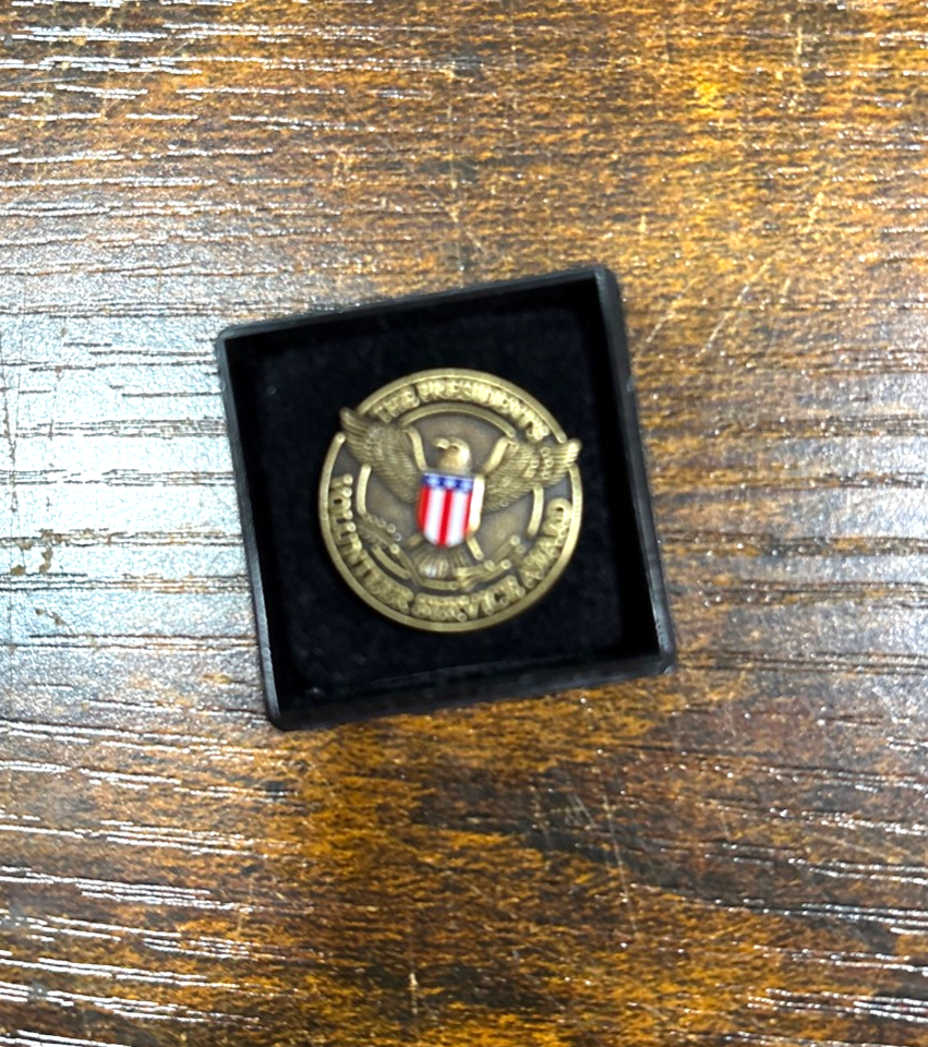 THE PRESIDENT'S VOLUNTEER SERVICE AWARD LAPEL PIN USA | eBay