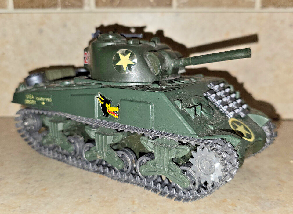 WWII 1/32 SCALE DIECAST BATTERY-OPERATED M-4 SHERMAN TANK | eBay