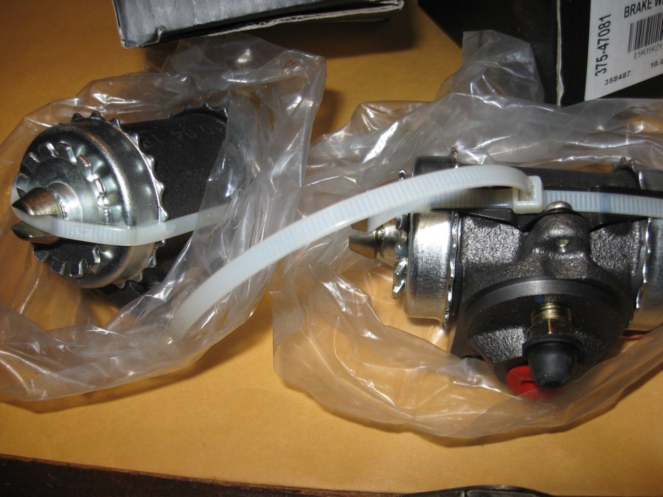 PAIR Drum Brake Wheel Cylinders Rear DFC 375-47081-DOG CHEWED BOX BUT ...