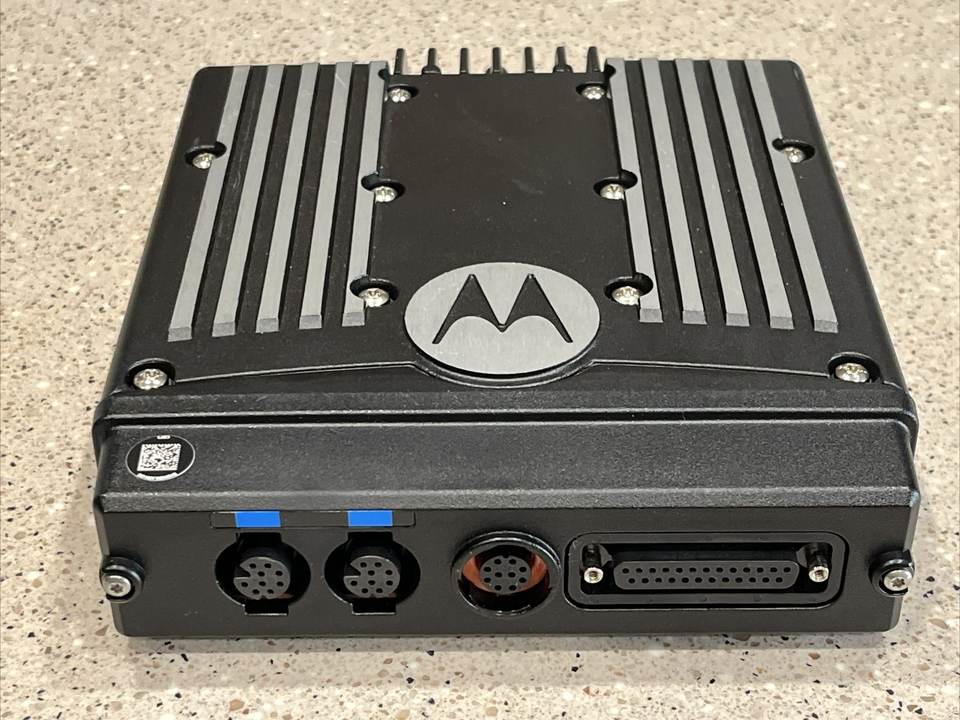 Motorola XTL5000 M20QSS9PW1AN UHF Mobile Radio W/ Black O5 Control Head ...