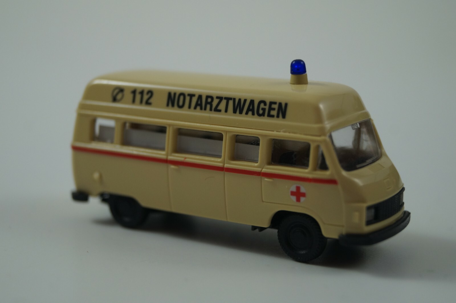 Modellauto 1:87 H0 Mercedes-Benz Hanomag 207 Notarztwagen | eBay.de