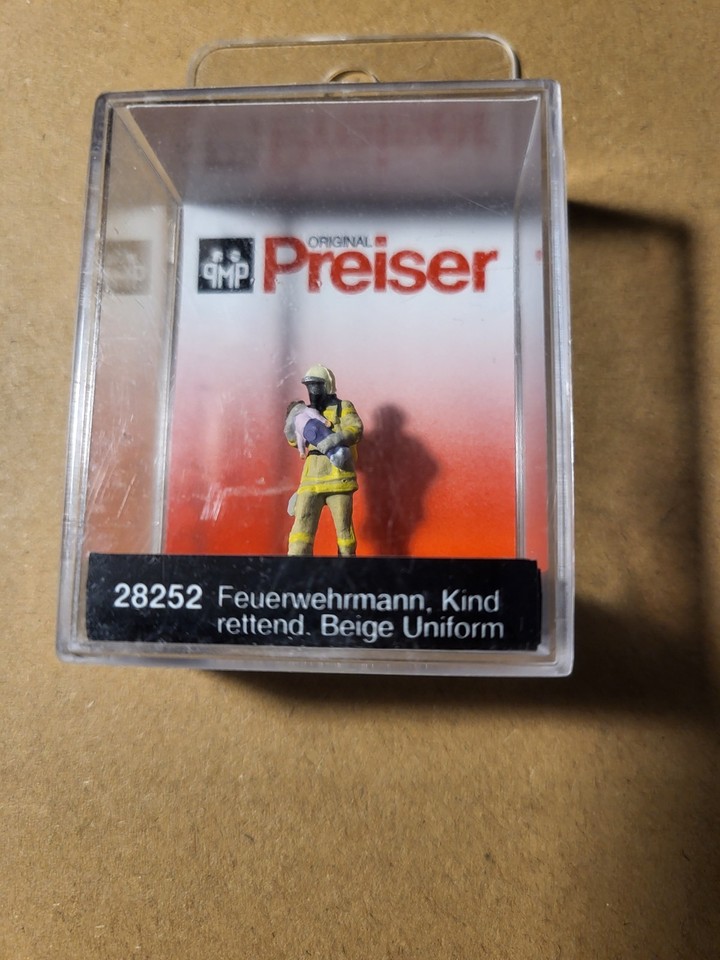 PREISER 28252 HO SCALE PEOPLE~FIREFIGHTER SAVING A CHILD~ (1 FIGURE) | eBay
