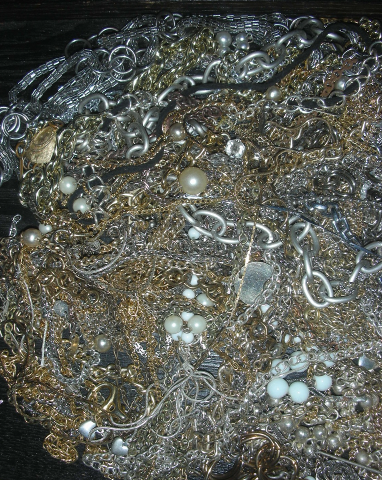 LARGE LOT JUNK SCRAP BROKEN GOLD/SILVER TONE CHAINS COSTUME JEWELRY ...