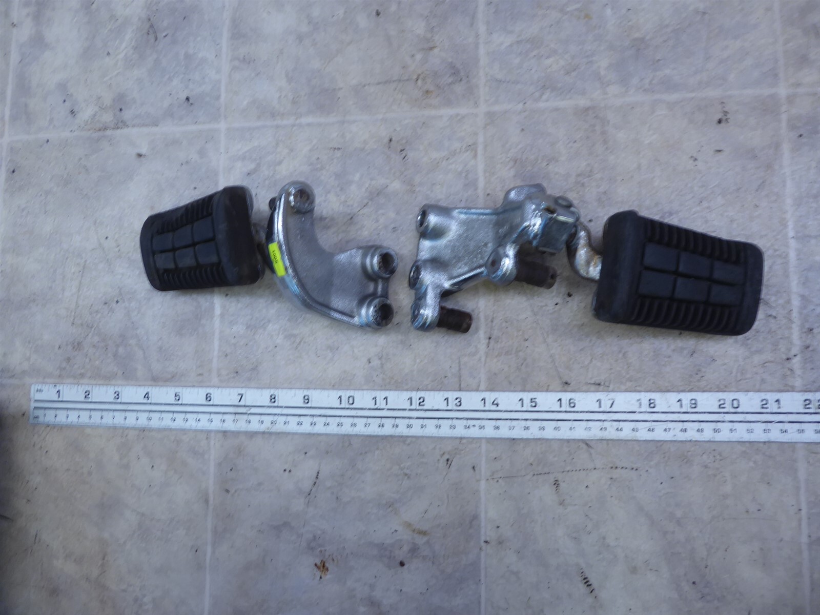 1985 Suzuki GV700 Madura S1005) left and right front foot pegs set w ...