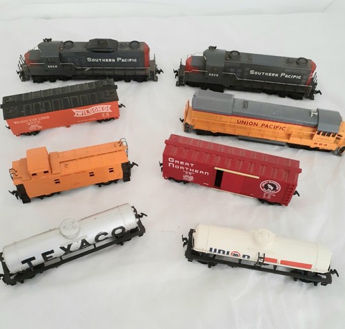 VINTAGE HO scale MODEL TRAIN lot of 8 ~ Cars (5) Locomotive ENGINES (2 ...