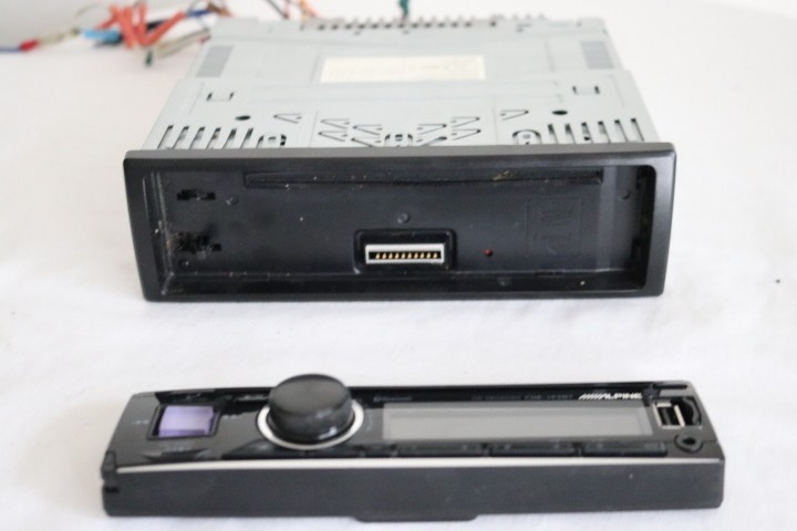 Alpine CDE-143BT Bluetooth Car Stereo CD w/USB, Auxiliary 2-Way iPod ...