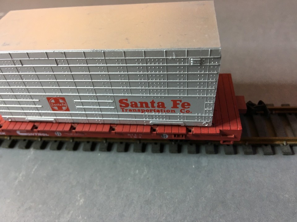 Santa Fe Flat Car w/2 Santa Fe Containers ATSF 95382 HO Scale Trains | eBay