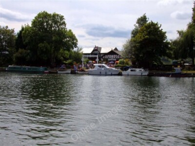 Photo 6x4 Looking across the Thames to The Bounty Bourne End/SU8987 ...