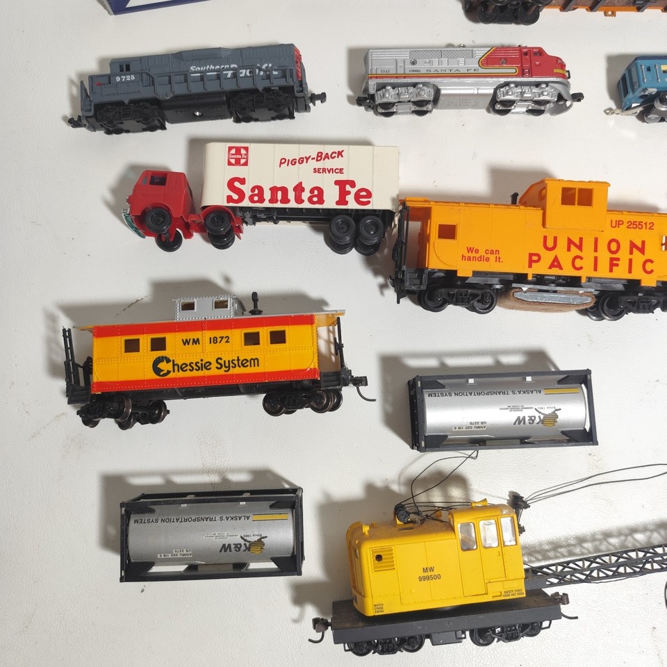 HO Scale Train Lot Burlington Santa Fe Chessie UP Engine Car Scenery | eBay