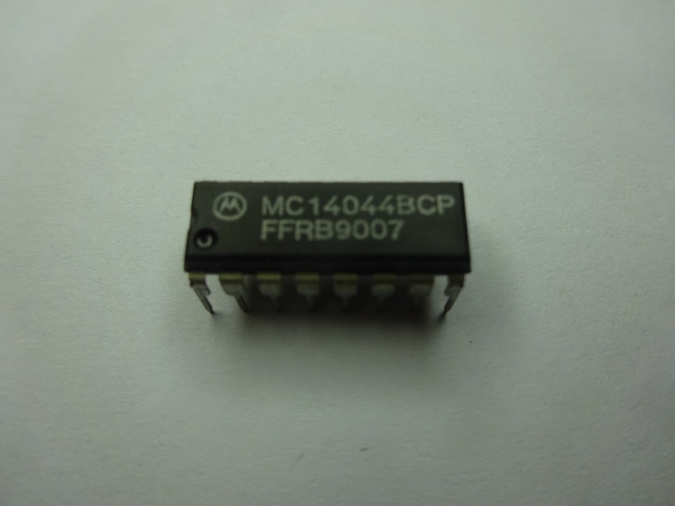 Lot of 4, CD4044BCN, MC14044BCP - IC LATCH NAND R/S QUAD 3ST, DIL DIP ...