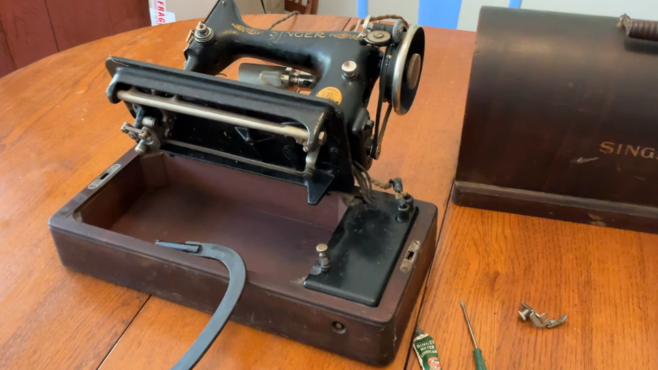 Vintage Singer Sewing Machine 1920's Electric w/Knee Lever & Light 66K ...