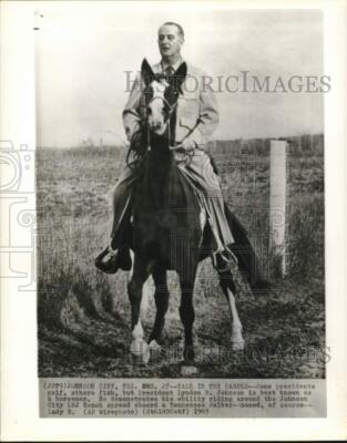 1963 Press Photo President Johnson rides his horse around the Johnson ...