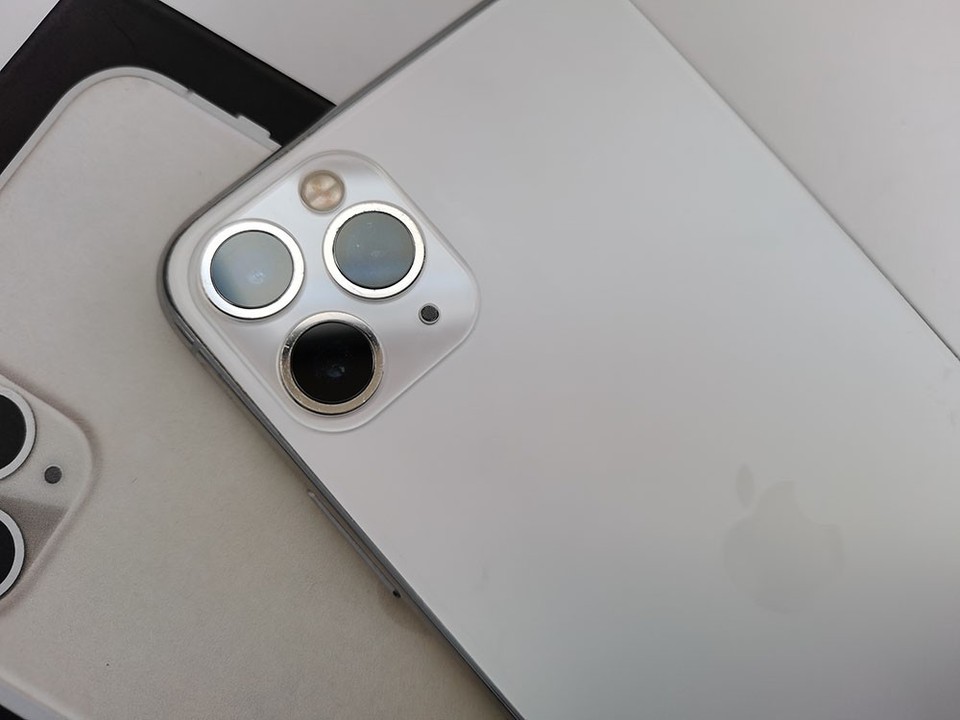Apple iPhone 11 Pro Max (Silver) 64GB,256GB,512GB - with Face ID ...