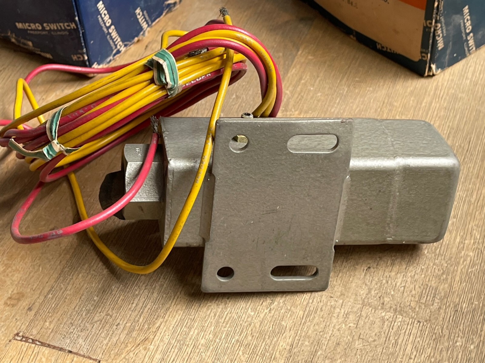 HONEYWELL MICRO SWITCH 11FB42 PROXIMITY SENSOR 35VAC-60CY NEW | eBay