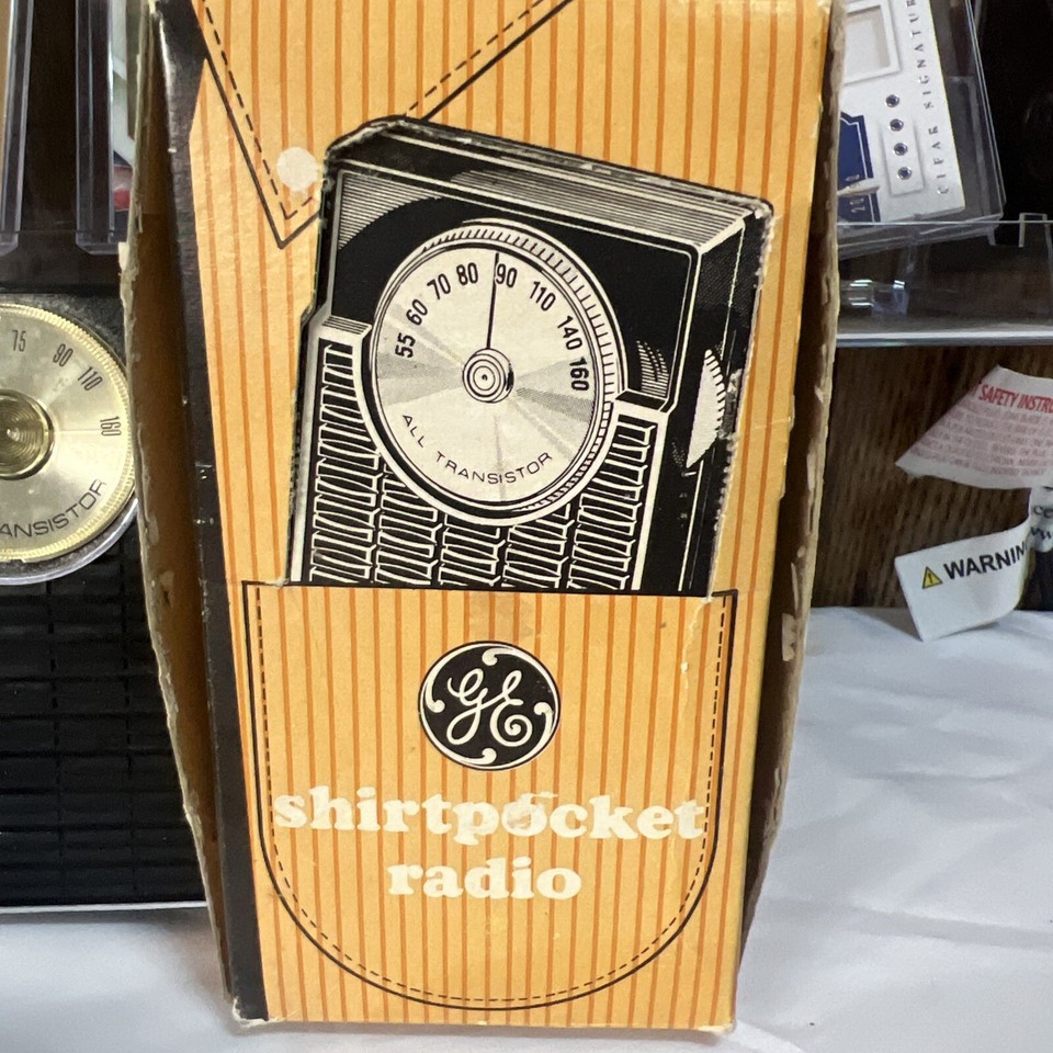VINTAGE GENERAL ELECTRIC SMALL TRANSISTER RADIO GE# P1710C (C17B4) With ...