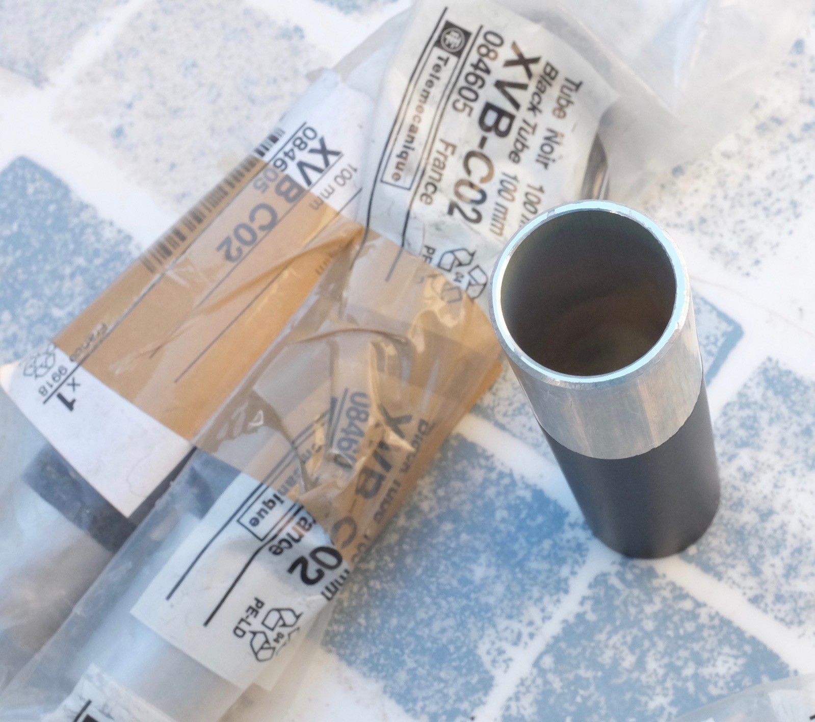 Telemecanique 3 tubes 100mm XVB-C02 (084605) et 1 socle XVB-C11 (084599 ...