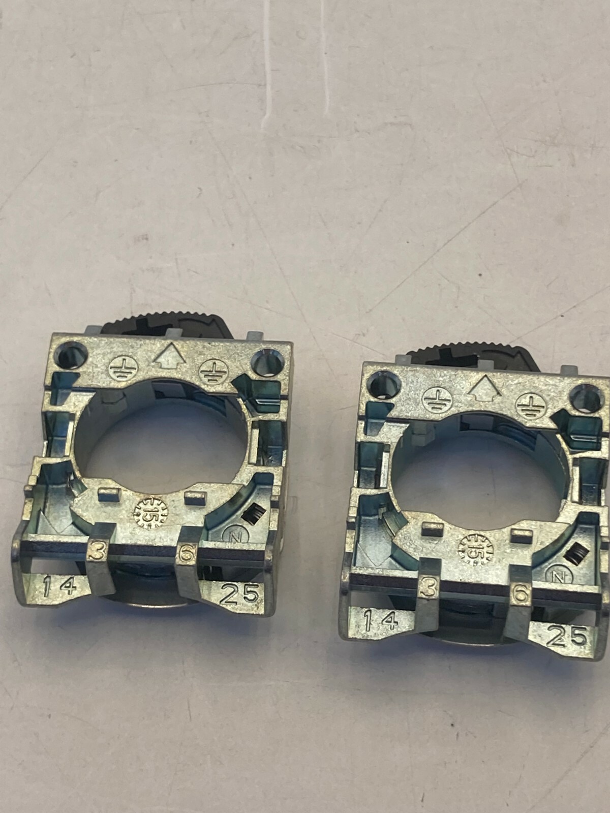 ALLEN BRADLEY 800F-ALM MOUNTING LATCH METAL 22MM (LOT OF 2) NNB | eBay