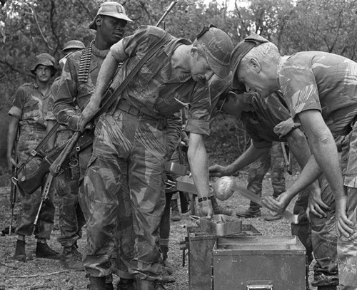 Rhodesian Light Infantry Bush War Photo, Chow Time in the Bush Rhodesia ...