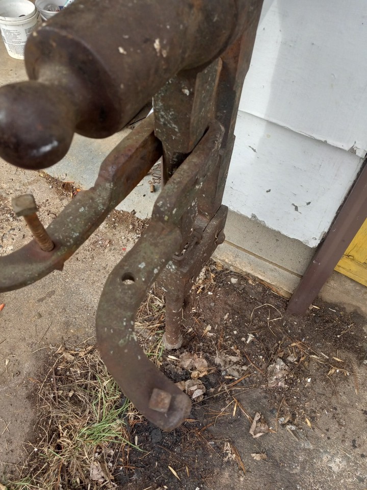 Vtg HEAVY DUTY "Iron City" Blacksmith Forge POST VISE 7" JAWS Approx ...