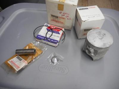 NOS 84 Yamaha YZ250L YZ250 Piston Kit Assembly OEM 0.75 ( 3RD O/S ) 39X ...