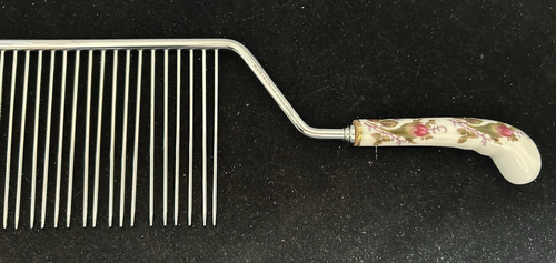 VINTAGE CAKE COMB CUTTER ENGLAND STAINLESS MOSS ROSE PORCELAIN HANDLE ...