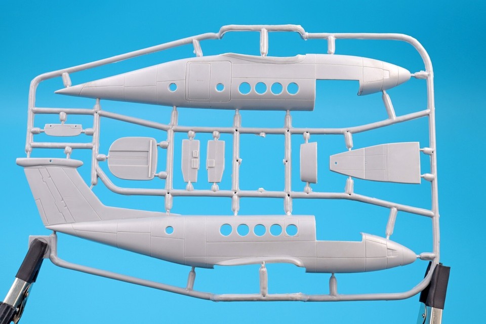 Beechcraft UC/TC-12B "Huron" (Plastic model kit) 1/72 AA Models 7240 | eBay
