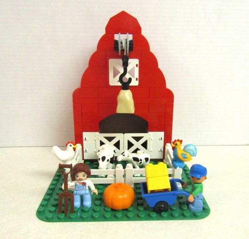 Lego DUPLO Farm Cows Chicken Rooster Barn Fence Farmers Wheelbarrow Hay ...