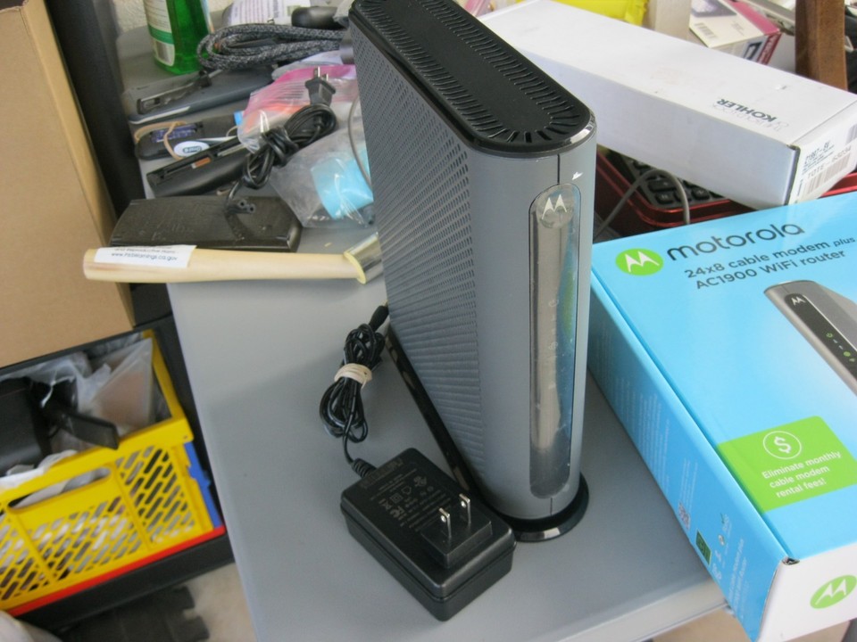 Motorola MG7700 AC1900 Dual-Band DOCSIS 3.0 Cable Modem WiFi Router ...