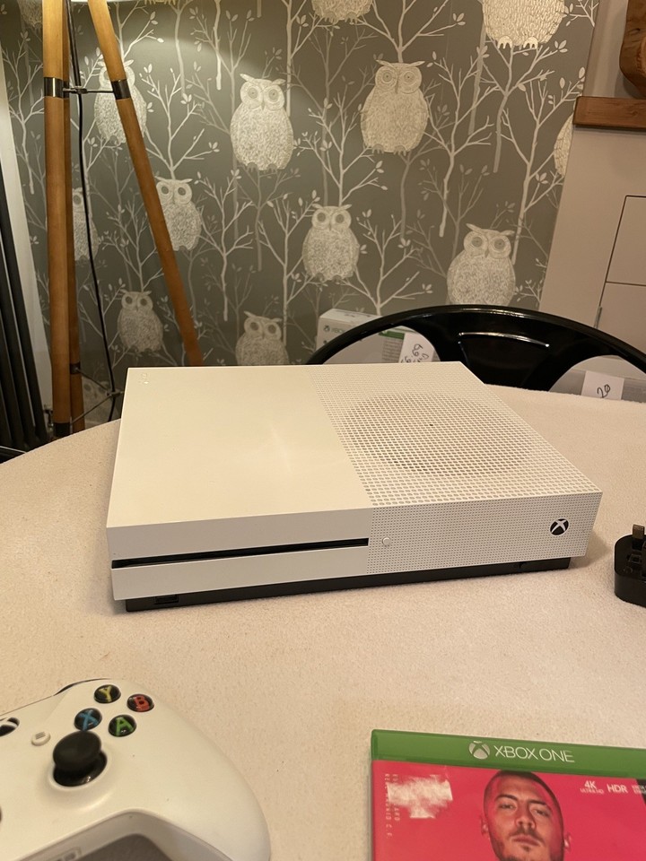 White Microsoft Xbox One S Games Console with official Controller ...