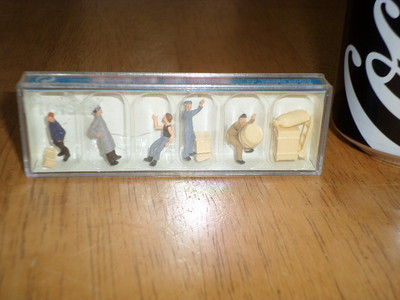[ RXR ] PREISER - HO SCALE MODEL RAILROAD FIGURES - AT THE GOODS SHED ...