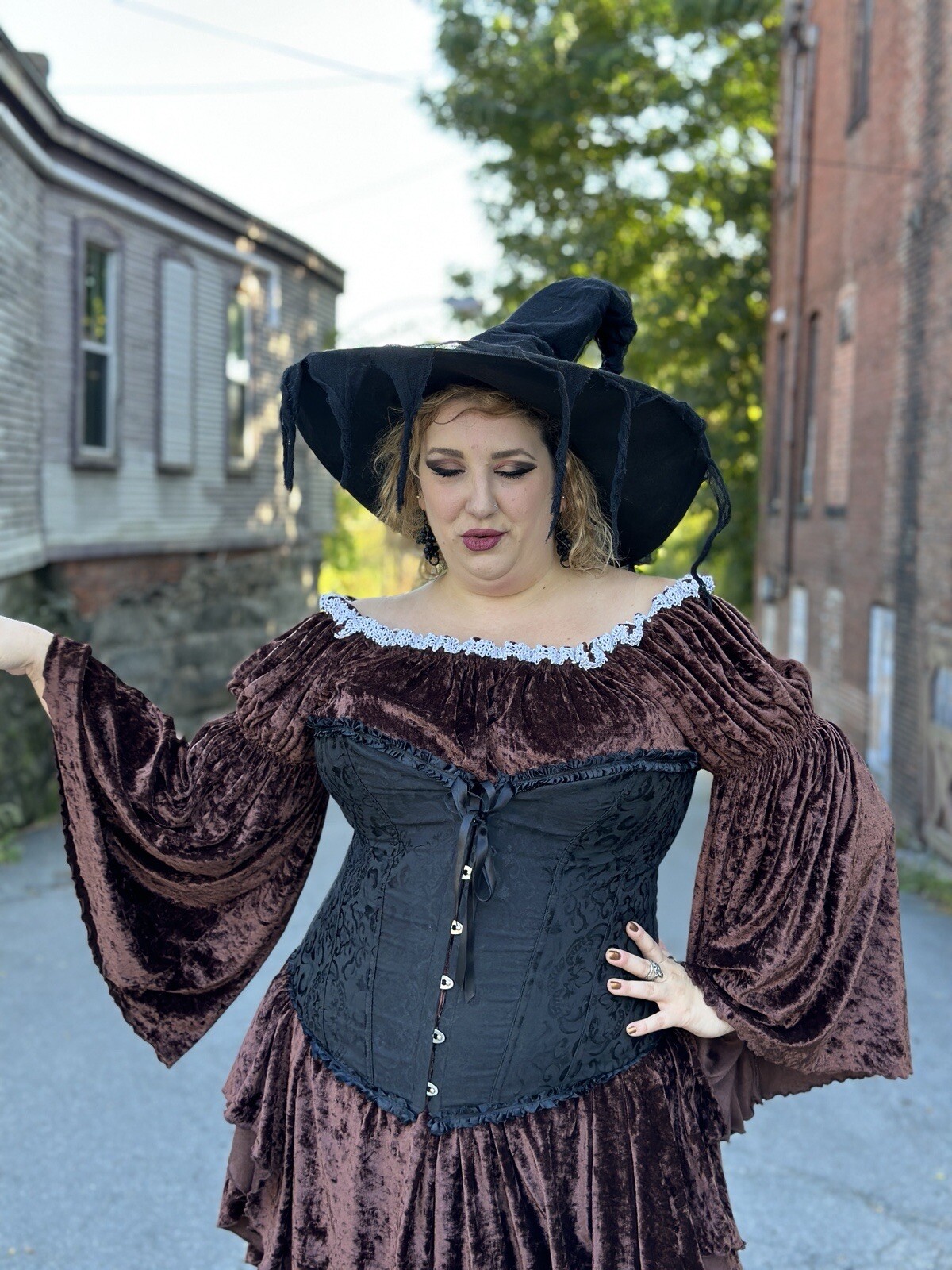 Brown velvet Renaissance dress-boss Wench-cosplay-medieval-witch ...