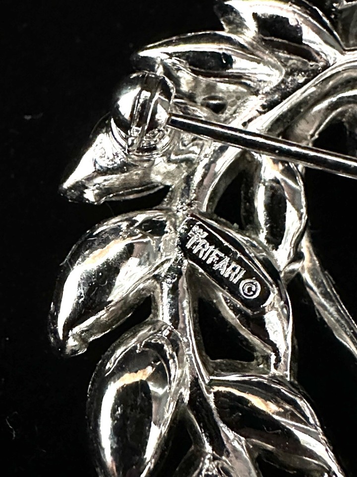 TRIFARI “Wreath” BOOK-Set Rhodium Diamanté Earrings Brooch Navette ...