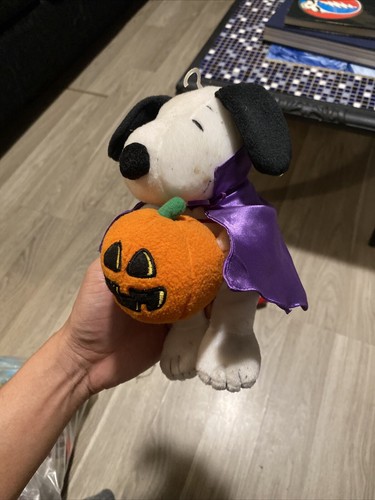 Hallmark’s Peanuts Snoopy w/Pumpkin & Dracula Cape Halloween Stuffed ...