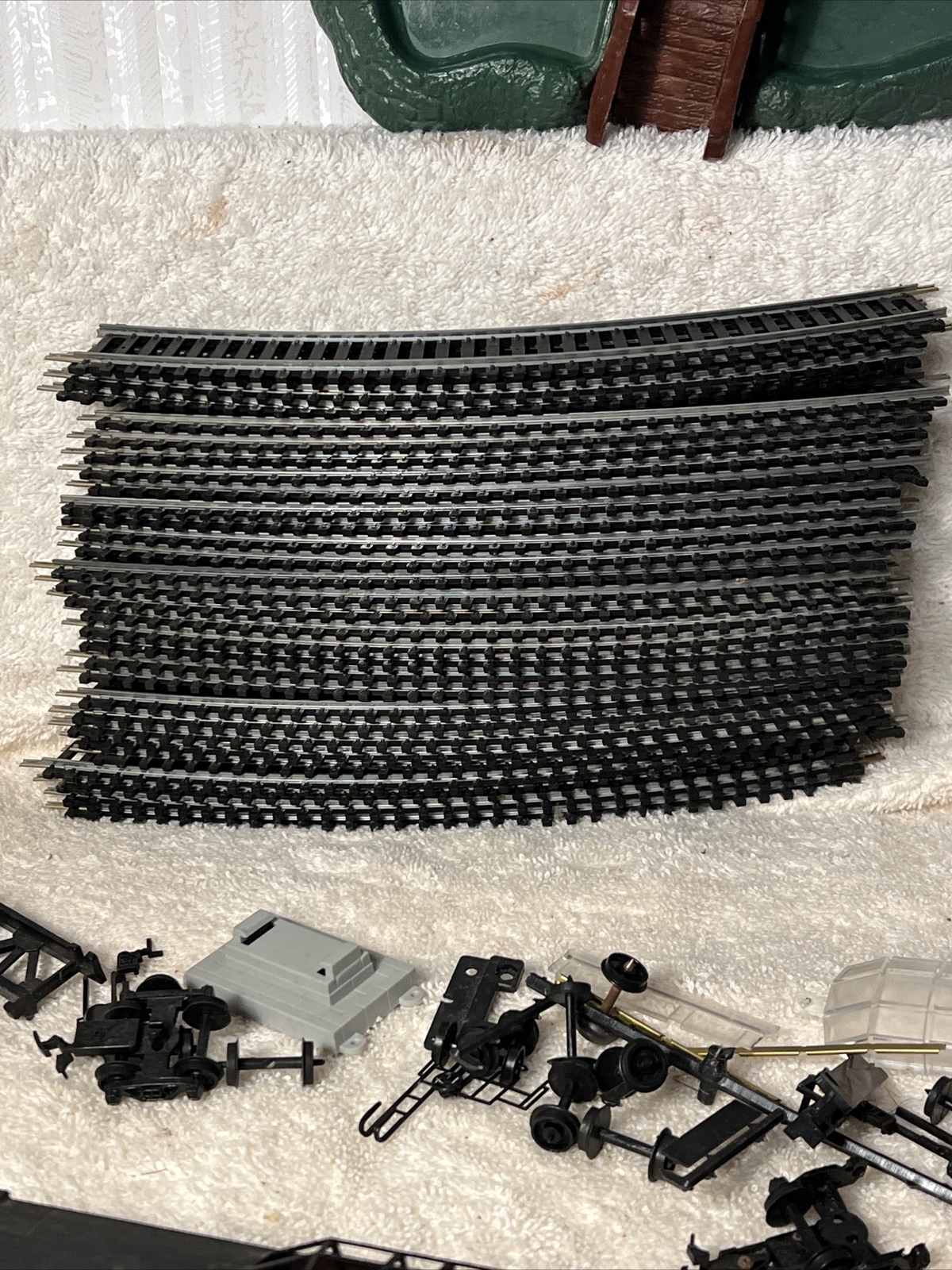 Bachmann HO Train Lot 31 Curved Tracks, 6 Cars, Bridge, Pond And Misc ...