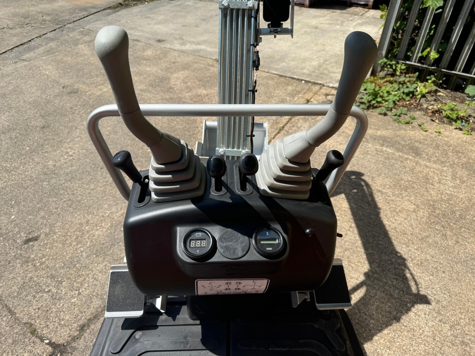 Crytec 1 Tonne Mini Excavator | Koop Diesel Engine | 10HP 7.6KW Power ...