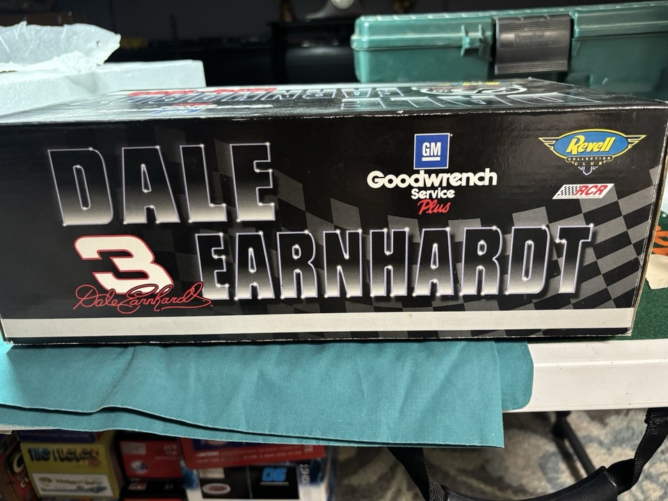 Revell NASCAR Dale Earnhardt GM Goodwrench 1:18 Scale Diecast Monte ...