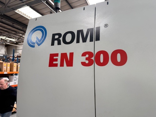 Romi 300 Tonne Injection Moulding Machine 2014 Model ONLY 1904 Hours ...